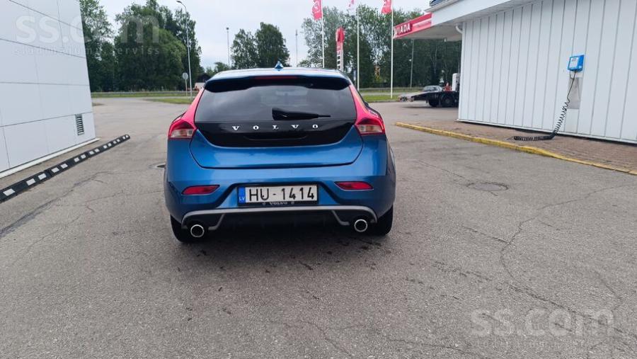 Zils Volvo V40 2016 Rīga, ar dzinēja tilpumu 2.00 L un nobraukumu 233 tūkst. km par 8950 €, foto 5 vietnē AUTOMOTO.COM.LV