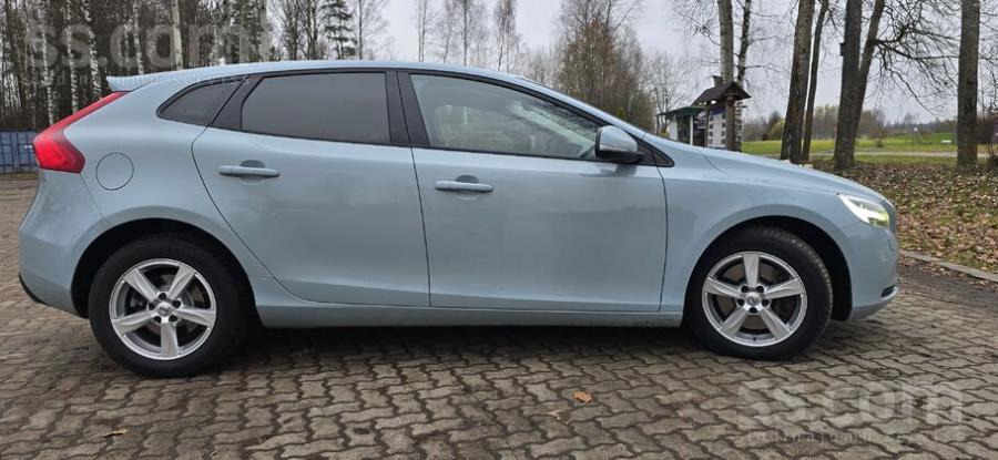 Zils Volvo V40 2016 Valmiera, ar dzinēja tilpumu 2.00 L un nobraukumu 288 tūkst. km par 7700 €, foto 4 vietnē AUTOMOTO.COM.LV