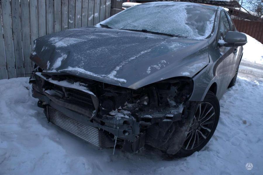 Blue Volvo V40 2016 in Kaunas, with an engine capacity of 1.97 L and mileage of 195 thousand km for 4300 €, photo 5 on AUTOMOTO.COM.LV