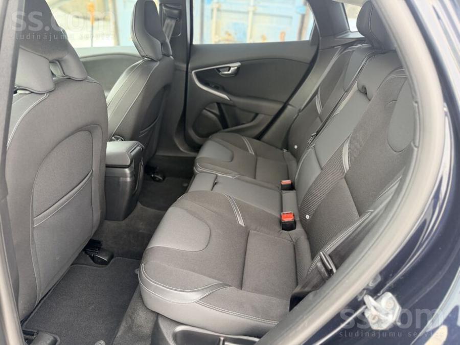 Zils Volvo V40 2016 Rīga, ar dzinēja tilpumu 2.00 L un nobraukumu 210 tūkst. km par 8995 €, foto 7 vietnē AUTOMOTO.COM.LV