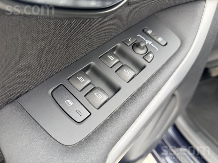 Zils Volvo V40 2016 Rīga, ar dzinēja tilpumu 2.00 L un nobraukumu 210 tūkst. km par 8995 €, foto 12 vietnē AUTOMOTO.COM.LV