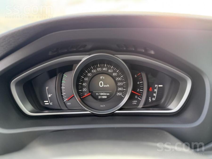 Zils Volvo V40 2016 Rīga, ar dzinēja tilpumu 2.00 L un nobraukumu 210 tūkst. km par 8995 €, foto 13 vietnē AUTOMOTO.COM.LV