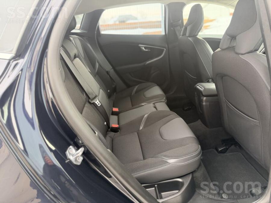 Zils Volvo V40 2016 Rīga, ar dzinēja tilpumu 2.00 L un nobraukumu 210 tūkst. km par 8995 €, foto 21 vietnē AUTOMOTO.COM.LV