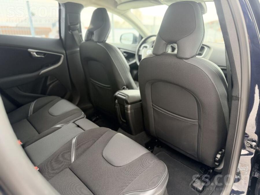 Zils Volvo V40 2016 Rīga, ar dzinēja tilpumu 2.00 L un nobraukumu 210 tūkst. km par 8995 €, foto 22 vietnē AUTOMOTO.COM.LV