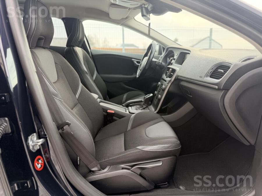 Zils Volvo V40 2016 Rīga, ar dzinēja tilpumu 2.00 L un nobraukumu 210 tūkst. km par 8995 €, foto 23 vietnē AUTOMOTO.COM.LV