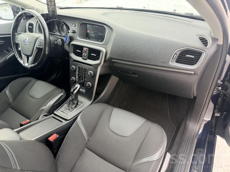 Zils Volvo V40 2016 Rīga, ar dzinēja tilpumu 2.00 L un nobraukumu 210 tūkst. km par 8995 €, foto 24 vietnē AUTOMOTO.COM.LV