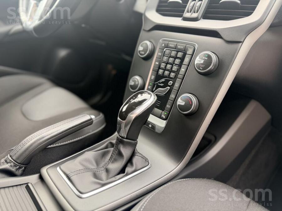 Zils Volvo V40 2016 Rīga, ar dzinēja tilpumu 2.00 L un nobraukumu 210 tūkst. km par 8995 €, foto 25 vietnē AUTOMOTO.COM.LV
