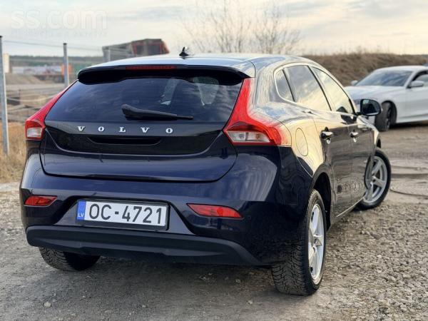Blue Volvo V40 2016 in Riga, with an engine capacity of 2.00 L and mileage of 210 thousand km for 8995 €, photo 4 on AUTOMOTO.COM.LV