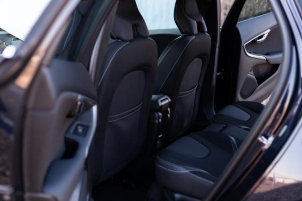 Zils Volvo V40 2016 Rīga, ar dzinēja tilpumu 2.00 L un nobraukumu 210 tūkst. km par 9995 €, foto 9 vietnē AUTOMOTO.COM.LV