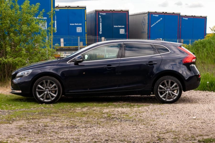 Zils Volvo V40 2016 Rīga, ar dzinēja tilpumu 2.00 L un nobraukumu 210 tūkst. km par 9995 €, foto 3 vietnē AUTOMOTO.COM.LV