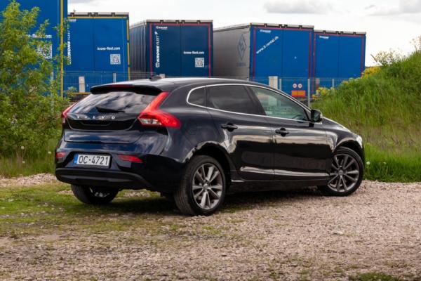 Blue Volvo V40 2016 in Riga, with an engine capacity of 2.00 L and mileage of 210 thousand km for 9995 €, photo 6 on AUTOMOTO.COM.LV