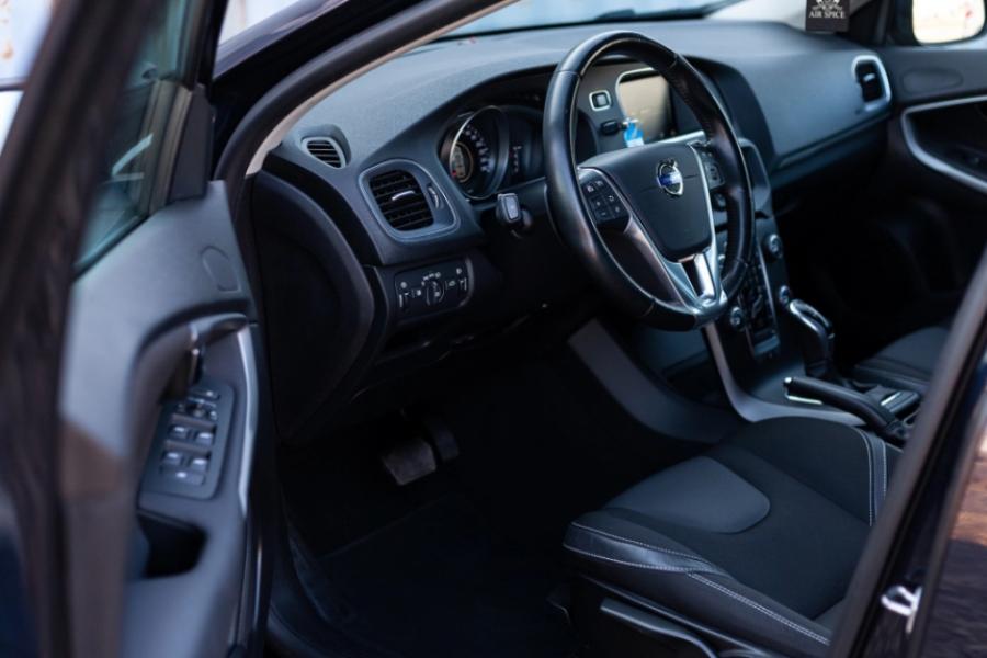 Zils Volvo V40 2016 Rīga, ar dzinēja tilpumu 2.00 L un nobraukumu 210 tūkst. km par 9995 €, foto 14 vietnē AUTOMOTO.COM.LV