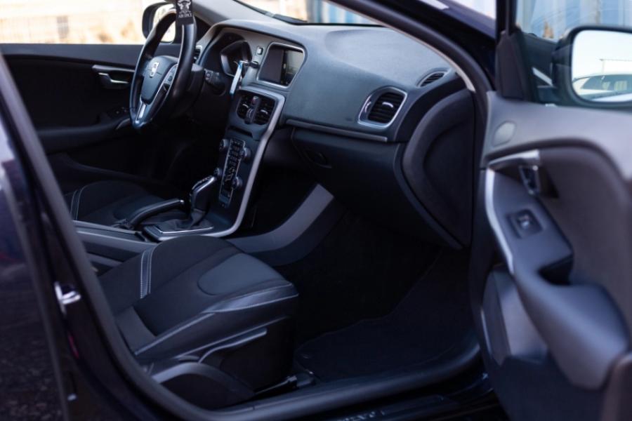 Zils Volvo V40 2016 Rīga, ar dzinēja tilpumu 2.00 L un nobraukumu 210 tūkst. km par 9995 €, foto 18 vietnē AUTOMOTO.COM.LV