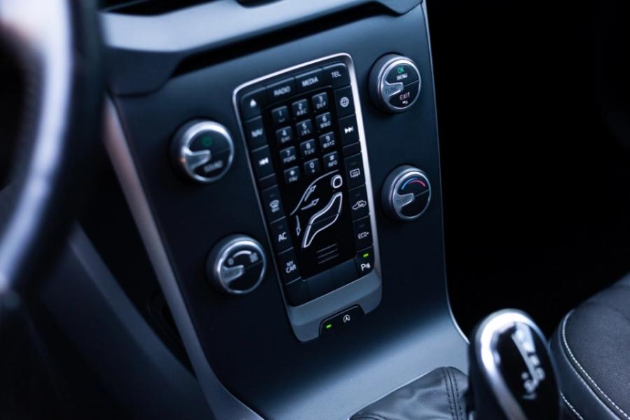 Zils Volvo V40 2016 Rīga, ar dzinēja tilpumu 2.00 L un nobraukumu 210 tūkst. km par 9995 €, foto 27 vietnē AUTOMOTO.COM.LV