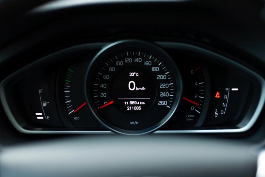 Zils Volvo V40 2016 Rīga, ar dzinēja tilpumu 2.00 L un nobraukumu 210 tūkst. km par 9995 €, foto 31 vietnē AUTOMOTO.COM.LV