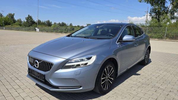 Blue Volvo V40 2016 in Marijampole, with an engine capacity of 1.97 L and mileage of 214 thousand km for 7950 €, photo 2 on AUTOMOTO.COM.LV