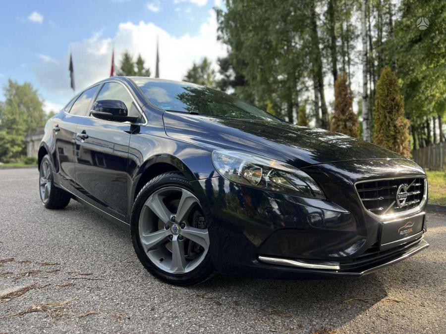 Blue Volvo V40 2016 in Kazlu Ruda, with an engine capacity of 1.97 L and mileage of 260 thousand km for 7000 €, photo 1 on AUTOMOTO.COM.LV