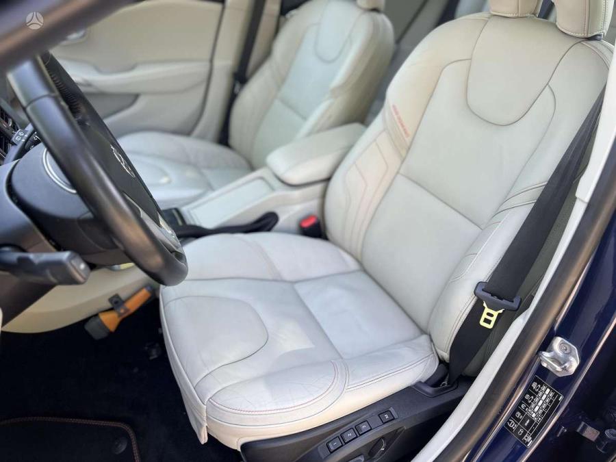 Blue Volvo V40 2016 in Kazlu Ruda, with an engine capacity of 1.97 L and mileage of 248 thousand km for 8000 €, photo 23 on AUTOMOTO.COM.LV