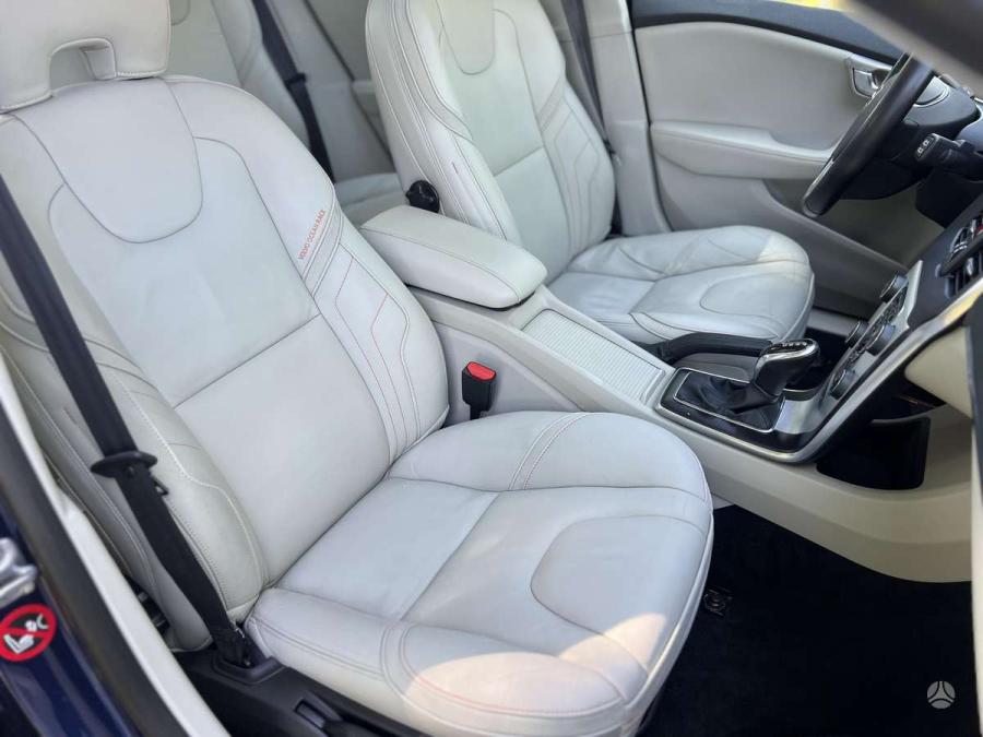 Blue Volvo V40 2016 in Kazlu Ruda, with an engine capacity of 1.97 L and mileage of 248 thousand km for 8000 €, photo 29 on AUTOMOTO.COM.LV