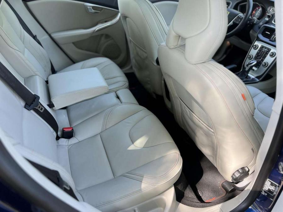 Blue Volvo V40 2016 in Kazlu Ruda, with an engine capacity of 1.97 L and mileage of 248 thousand km for 8000 €, photo 31 on AUTOMOTO.COM.LV