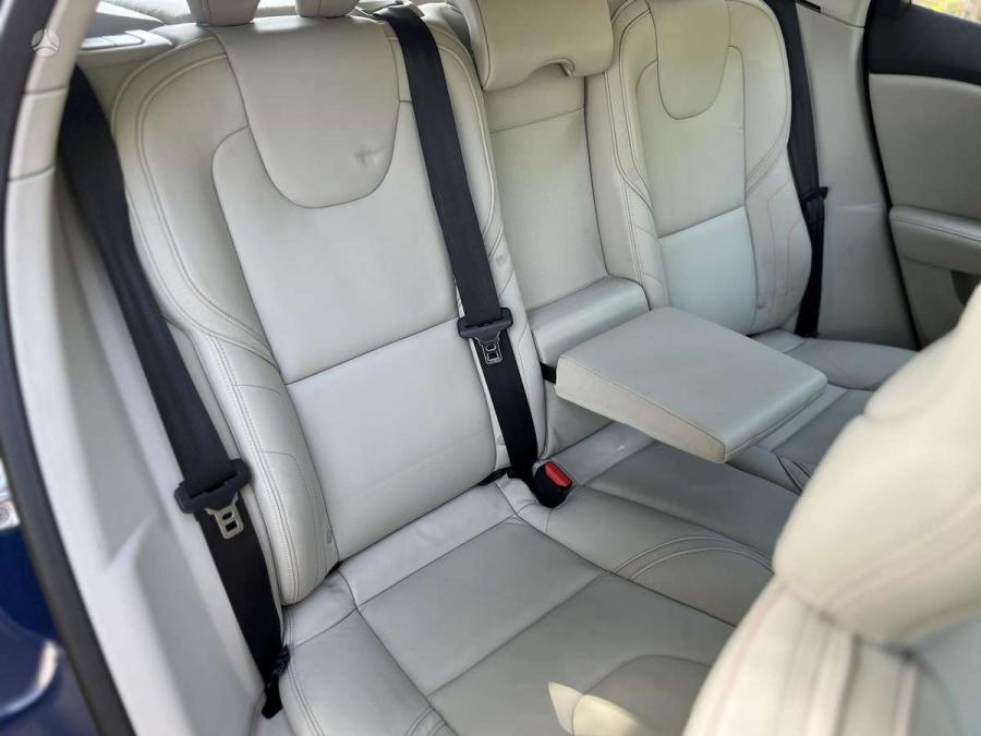 Blue Volvo V40 2016 in Kazlu Ruda, with an engine capacity of 1.97 L and mileage of 248 thousand km for 8000 €, photo 32 on AUTOMOTO.COM.LV