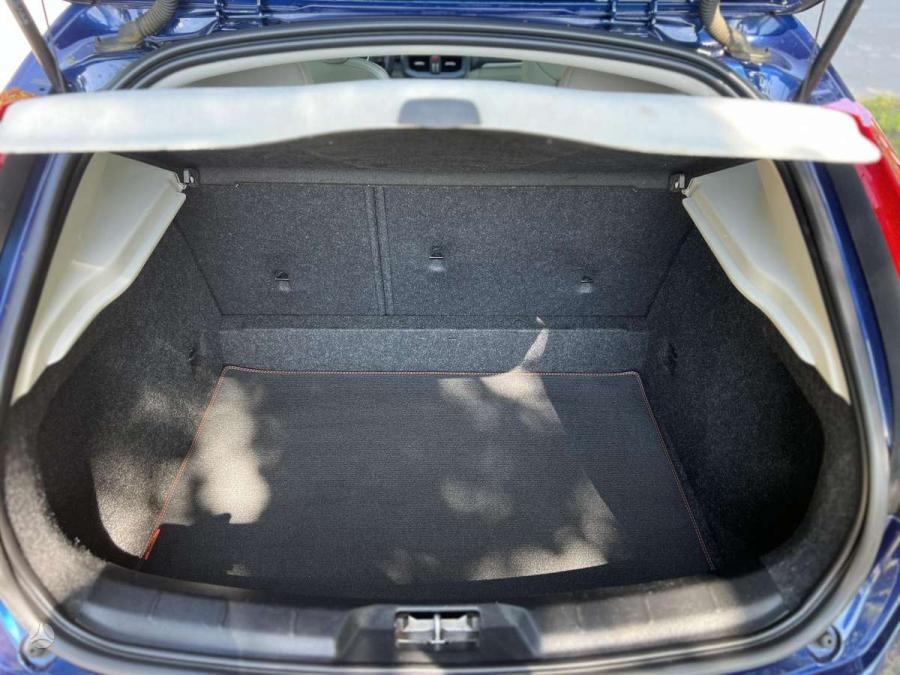 Blue Volvo V40 2016 in Kazlu Ruda, with an engine capacity of 1.97 L and mileage of 248 thousand km for 8000 €, photo 34 on AUTOMOTO.COM.LV