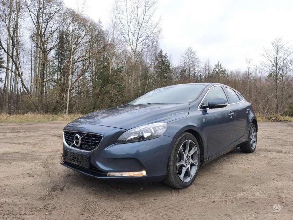 Blue Volvo V40 2017 in Kaunas, with an engine capacity of 2.00 L and mileage of 141 thousand km for 7999 €, photo 1 on AUTOMOTO.COM.LV