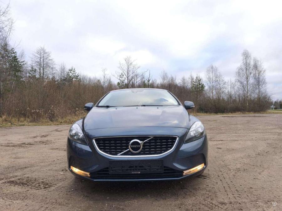 Zils Volvo V40 2017 Kauņa, ar dzinēja tilpumu 2.00 L un nobraukumu 141 tūkst. km par 7999 €, foto 2 vietnē AUTOMOTO.COM.LV
