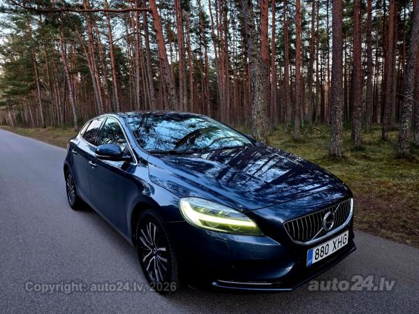 Zils Volvo V40 2017 Tallina, ar dzinēja tilpumu 2.00 L un nobraukumu 279 tūkst. km par 9990 €, foto  vietnē AUTOMOTO.COM.LV