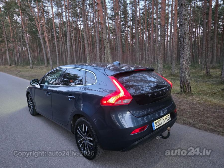 Zils Volvo V40 2017 Tallina, ar dzinēja tilpumu 2.00 L un nobraukumu 279 tūkst. km par 9990 €, foto 3 vietnē AUTOMOTO.COM.LV