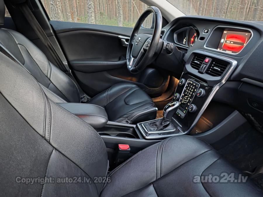 Zils Volvo V40 2017 Tallina, ar dzinēja tilpumu 2.00 L un nobraukumu 279 tūkst. km par 9990 €, foto 4 vietnē AUTOMOTO.COM.LV