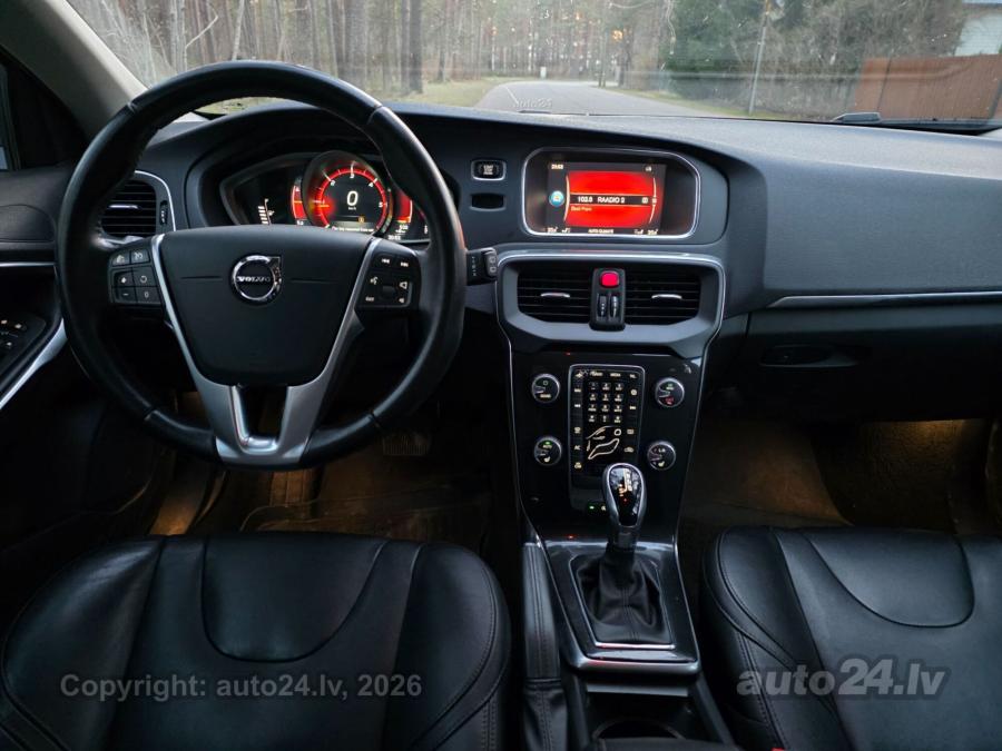Zils Volvo V40 2017 Tallina, ar dzinēja tilpumu 2.00 L un nobraukumu 279 tūkst. km par 9990 €, foto 5 vietnē AUTOMOTO.COM.LV