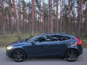 Zils Volvo V40 2017 Tallina, ar dzinēja tilpumu 2.00 L un nobraukumu 279 tūkst. km par 9990 €, foto 7 vietnē AUTOMOTO.COM.LV