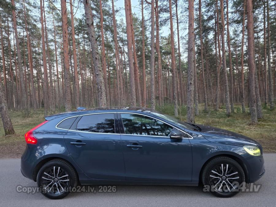Zils Volvo V40 2017 Tallina, ar dzinēja tilpumu 2.00 L un nobraukumu 279 tūkst. km par 9990 €, foto 9 vietnē AUTOMOTO.COM.LV