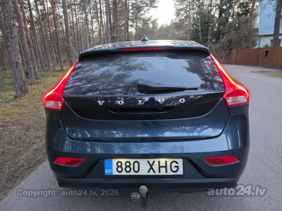 Zils Volvo V40 2017 Tallina, ar dzinēja tilpumu 2.00 L un nobraukumu 279 tūkst. km par 9990 €, foto 12 vietnē AUTOMOTO.COM.LV