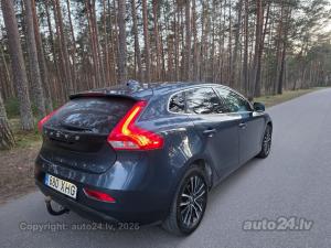 Zils Volvo V40 2017 Tallina, ar dzinēja tilpumu 2.00 L un nobraukumu 279 tūkst. km par 9990 €, foto 13 vietnē AUTOMOTO.COM.LV