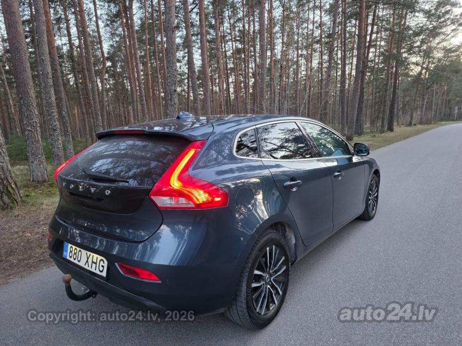 Zils Volvo V40 2017 Tallina, ar dzinēja tilpumu 2.00 L un nobraukumu 279 tūkst. km par 9990 €, foto 13 vietnē AUTOMOTO.COM.LV