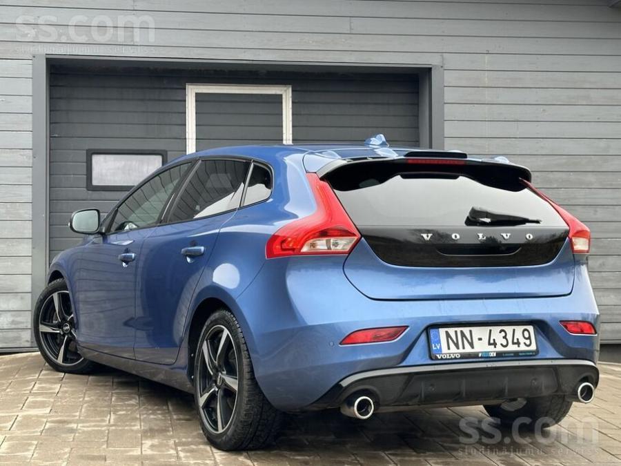 Blue Volvo V40 2017 in Riga, with an engine capacity of 2.00 L and mileage of 264 thousand km for 14200 €, photo 4 on AUTOMOTO.COM.LV