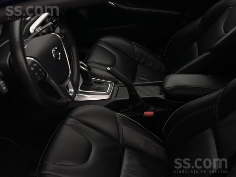 Blue Volvo V40 2017 in Riga, with an engine capacity of 2.00 L and mileage of 264 thousand km for 14200 €, photo 8 on AUTOMOTO.COM.LV