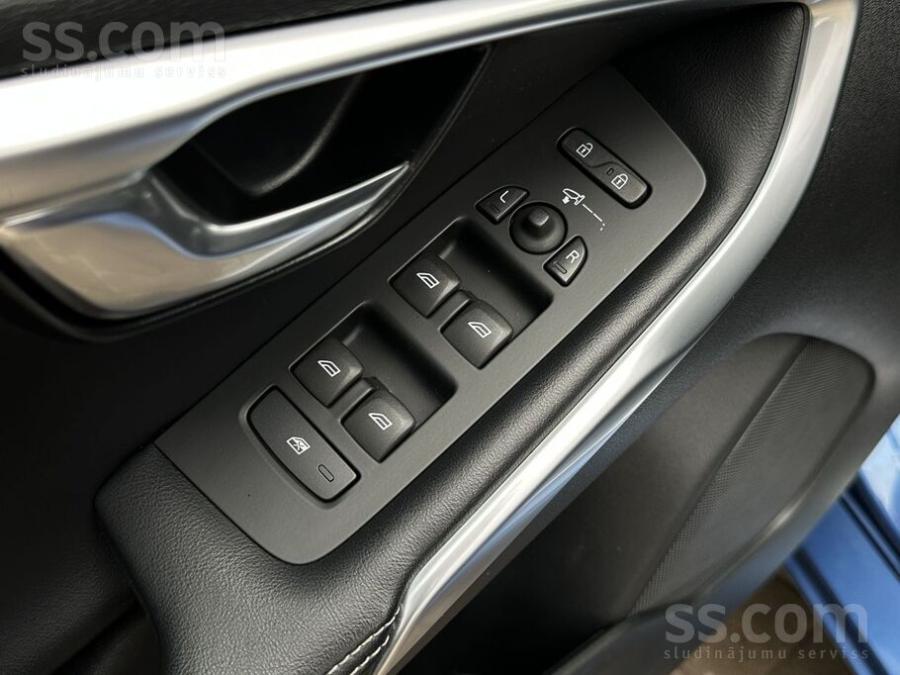 Blue Volvo V40 2017 in Riga, with an engine capacity of 2.00 L and mileage of 264 thousand km for 14200 €, photo 11 on AUTOMOTO.COM.LV