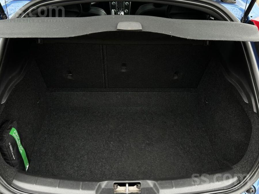 Blue Volvo V40 2017 in Riga, with an engine capacity of 2.00 L and mileage of 264 thousand km for 14200 €, photo 25 on AUTOMOTO.COM.LV
