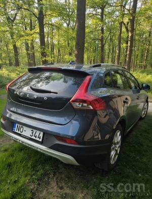 Blue Volvo V40 2017 in Jelgava, with an engine capacity of 2.00 L and mileage of 178 thousand km for 10900 €, photo 3 on AUTOMOTO.COM.LV