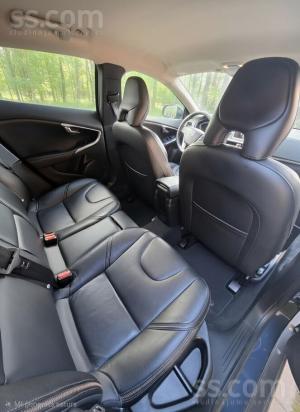 Blue Volvo V40 2017 in Jelgava, with an engine capacity of 2.00 L and mileage of 178 thousand km for 10900 €, photo 4 on AUTOMOTO.COM.LV