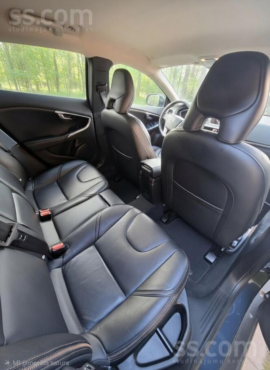 Blue Volvo V40 2017 in Jelgava, with an engine capacity of 2.00 L and mileage of 178 thousand km for 10900 €, photo 4 on AUTOMOTO.COM.LV