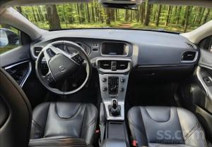 Blue Volvo V40 2017 in Jelgava, with an engine capacity of 2.00 L and mileage of 178 thousand km for 10900 €, photo 5 on AUTOMOTO.COM.LV