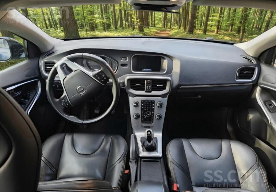 Blue Volvo V40 2017 in Jelgava, with an engine capacity of 2.00 L and mileage of 178 thousand km for 10900 €, photo 5 on AUTOMOTO.COM.LV