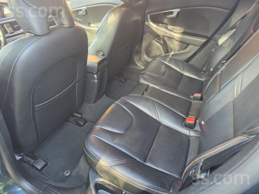 Blue Volvo V40 2017 in Jelgava, with an engine capacity of 2.00 L and mileage of 178 thousand km for 10900 €, photo 6 on AUTOMOTO.COM.LV