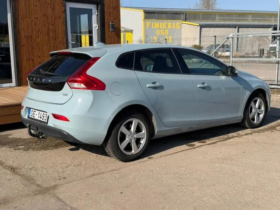 Blue Volvo V40 2017 in Riga, with an engine capacity of 2.00 L and mileage of 249 thousand km for 8450 €, photo 4 on AUTOMOTO.COM.LV