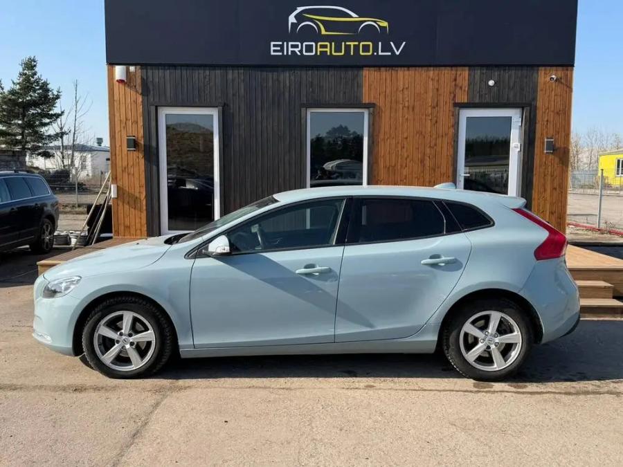 Blue Volvo V40 2017 in Riga, with an engine capacity of 2.00 L and mileage of 249 thousand km for 8450 €, photo 5 on AUTOMOTO.COM.LV