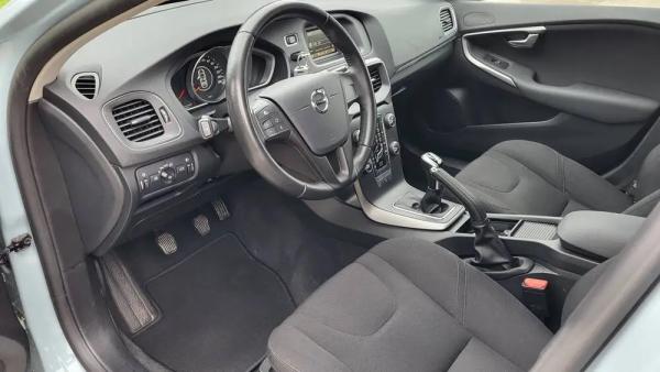 Zils Volvo V40 2017 Rīga, ar dzinēja tilpumu 2.00 L un nobraukumu 249 tūkst. km par 8450 €, foto 8 vietnē AUTOMOTO.COM.LV